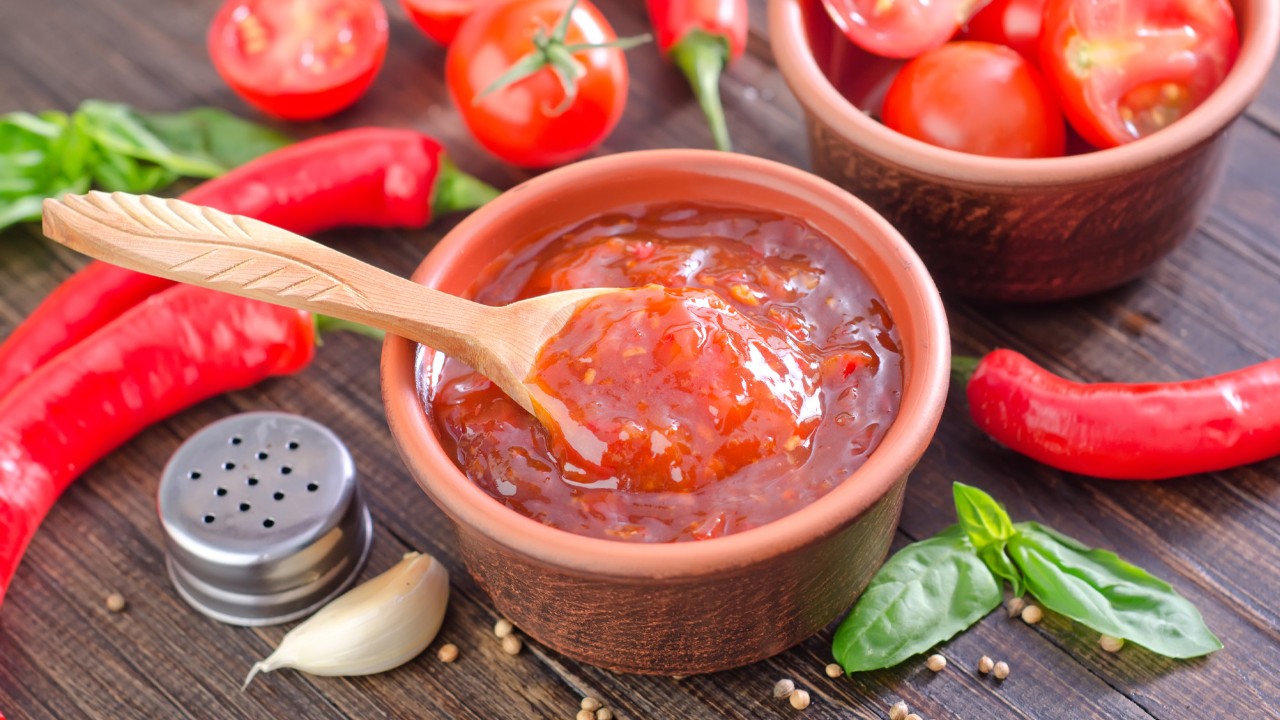 Domača zelenjavna salsa kot priloga k žaru