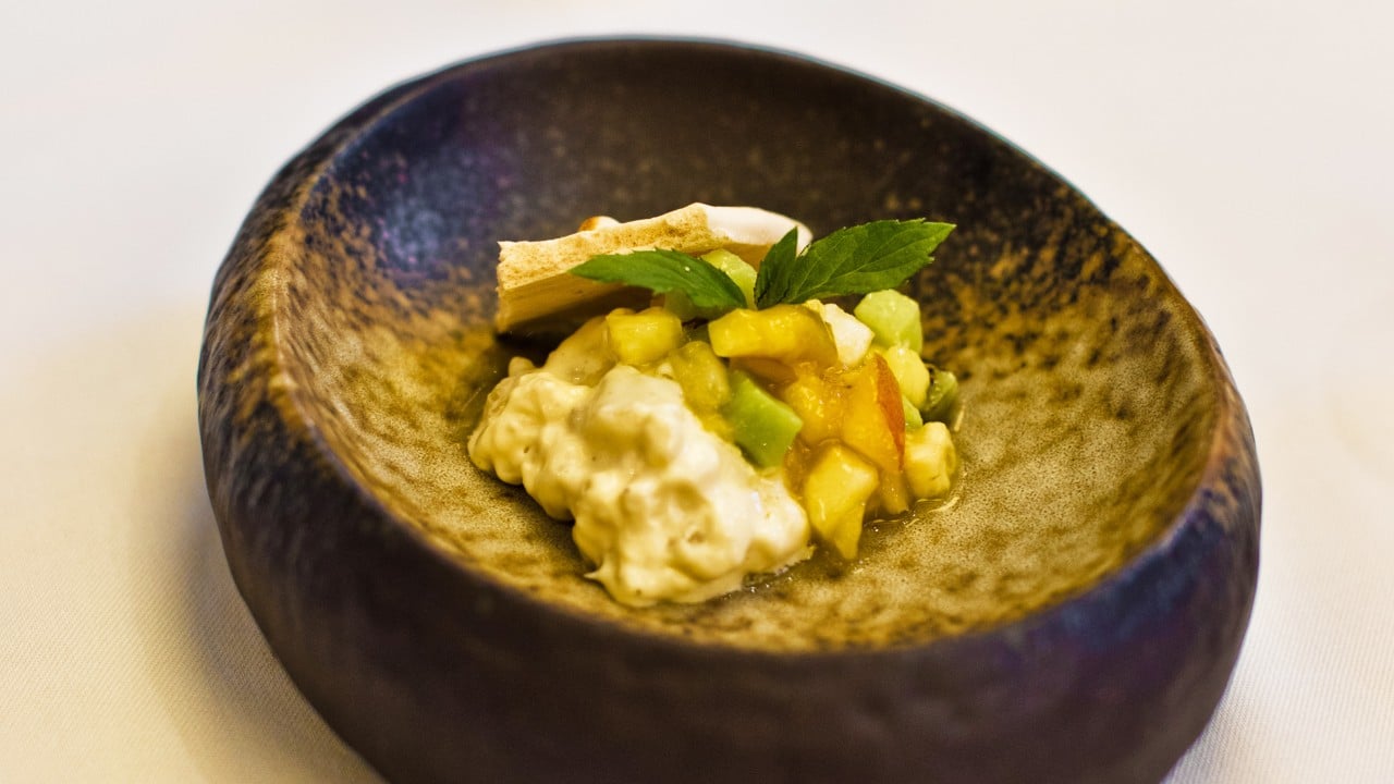 Kremni mlečni riž s sadjem in z meringo