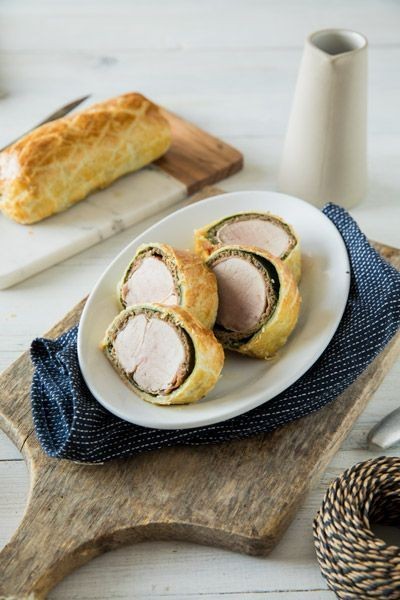 Svinjski file s slanino v listnatem testu