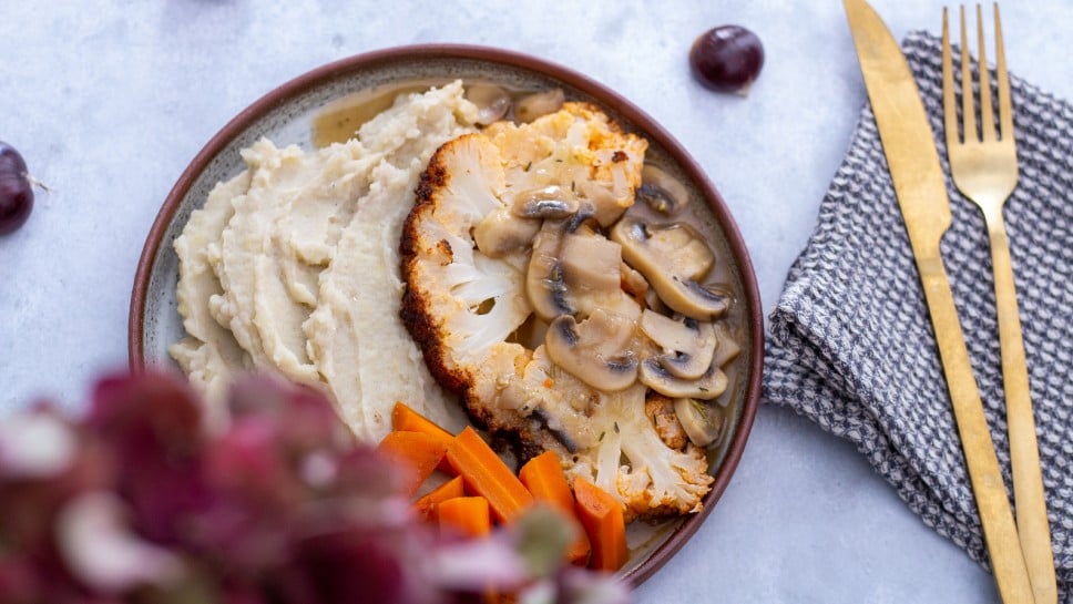 Cvetačna pečenka na posteljici iz kostanjevega pireja z