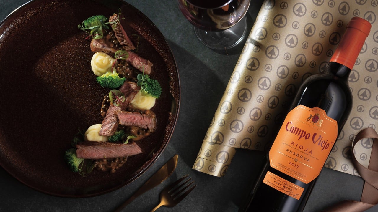 Goveji steak v poprovi omaki s pirejem gomoljne zelene