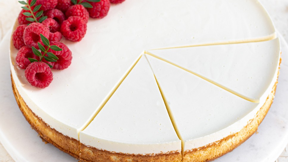 Pečena cheesecake torta z malinami