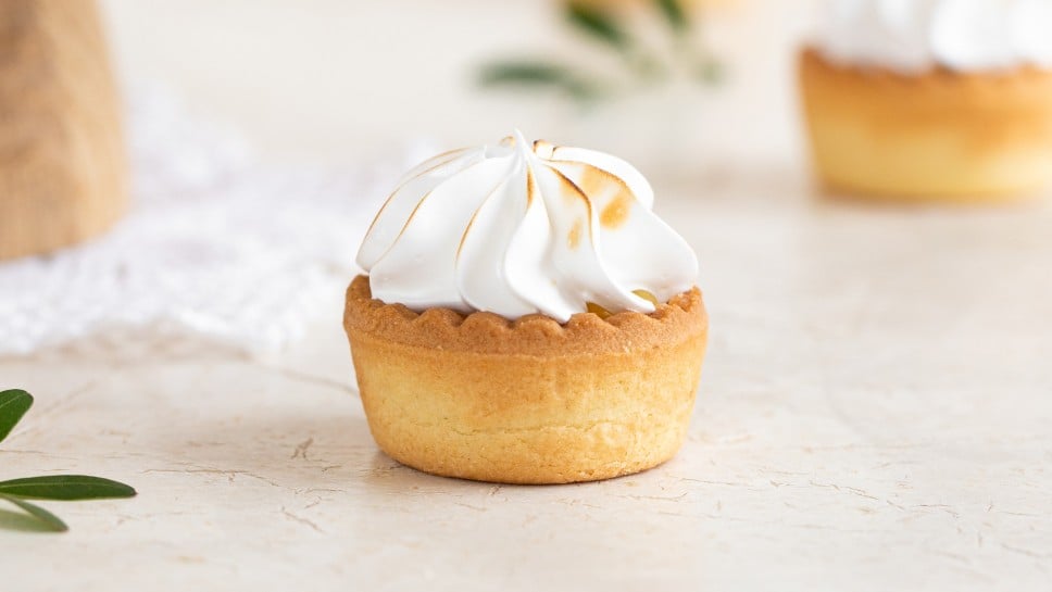 Krhke košarice z limonino kremo in meringo