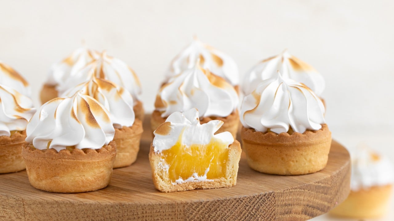 Krhke košarice z limonino kremo in meringo