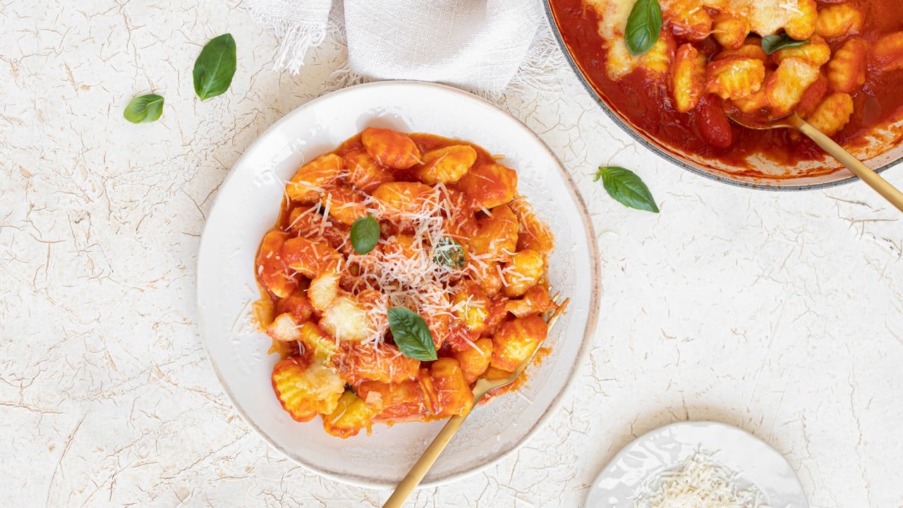 Zapečeni njoki v paradižnikovi omaki