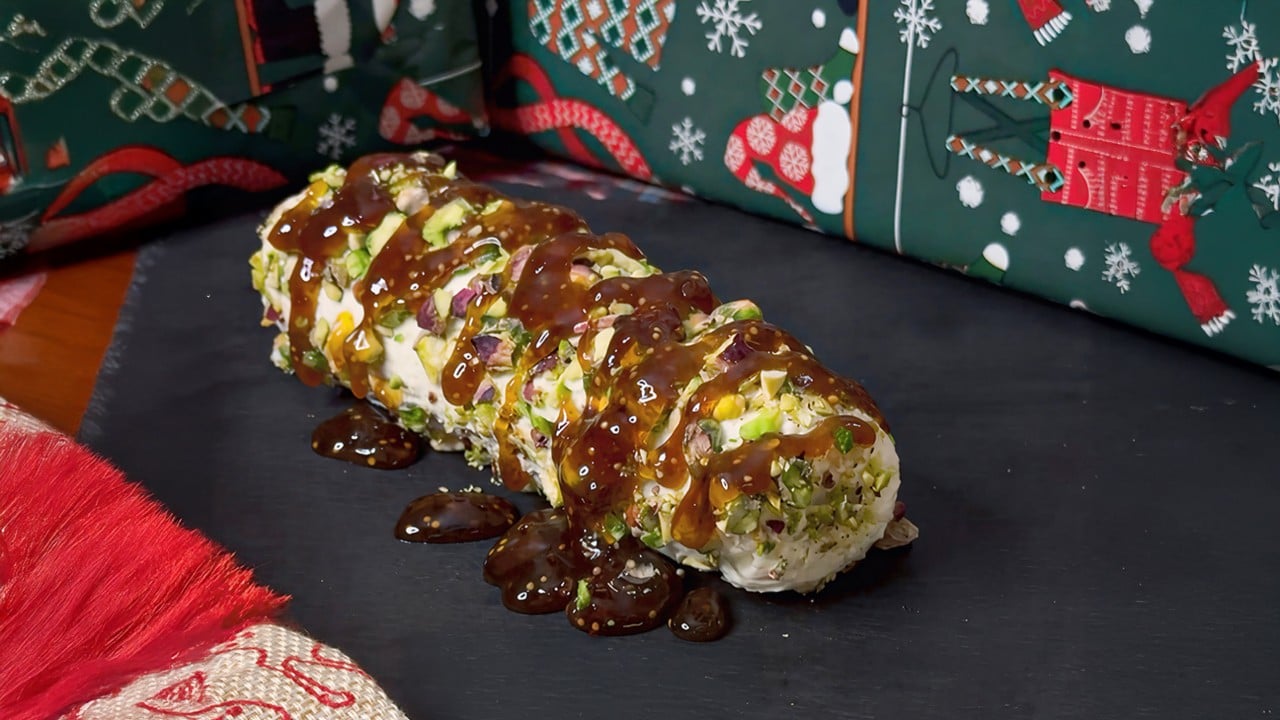 Sirova rolada z marmelado in pistacijami