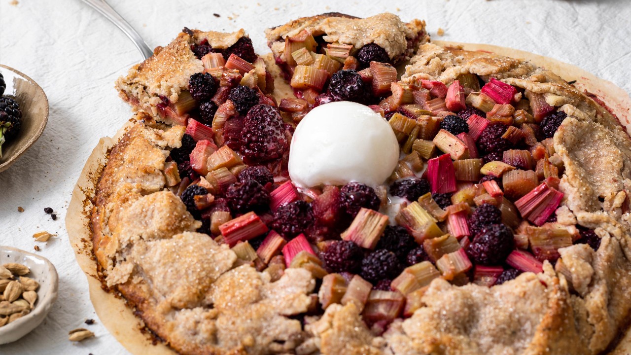 Rabarbarina galetta z robidami in kardamomom