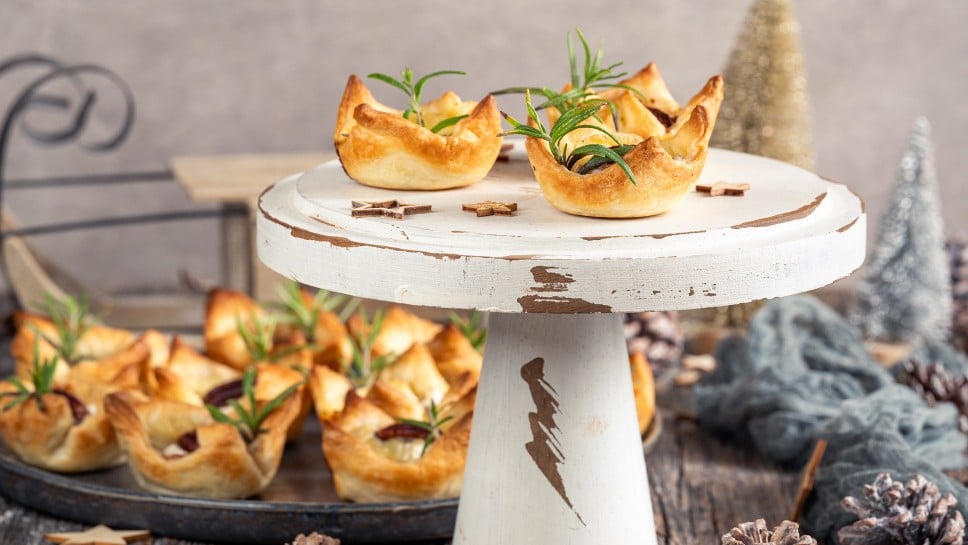 Hrustljave košarice s sirom brie in marmelado