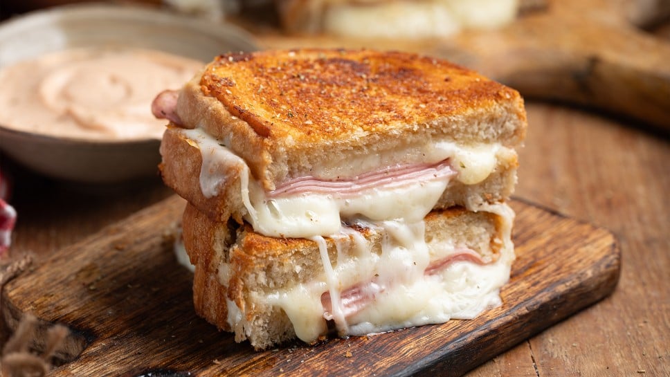 Popečen sendvič z mortadelo in tremi siri