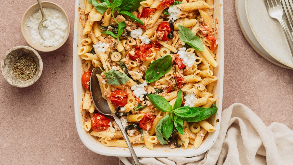 Feta testenine s češnjevim paradižnikom, tuno in