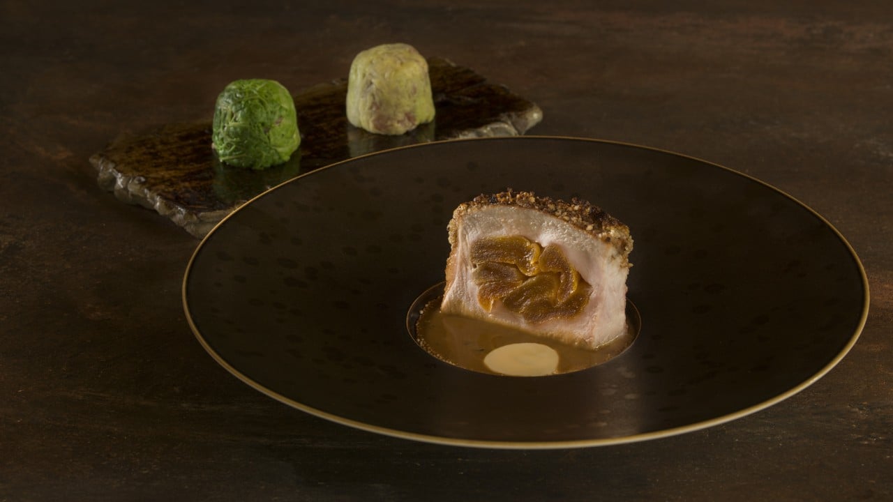 Špikan “laks” kare z lešniki in ohrovtom